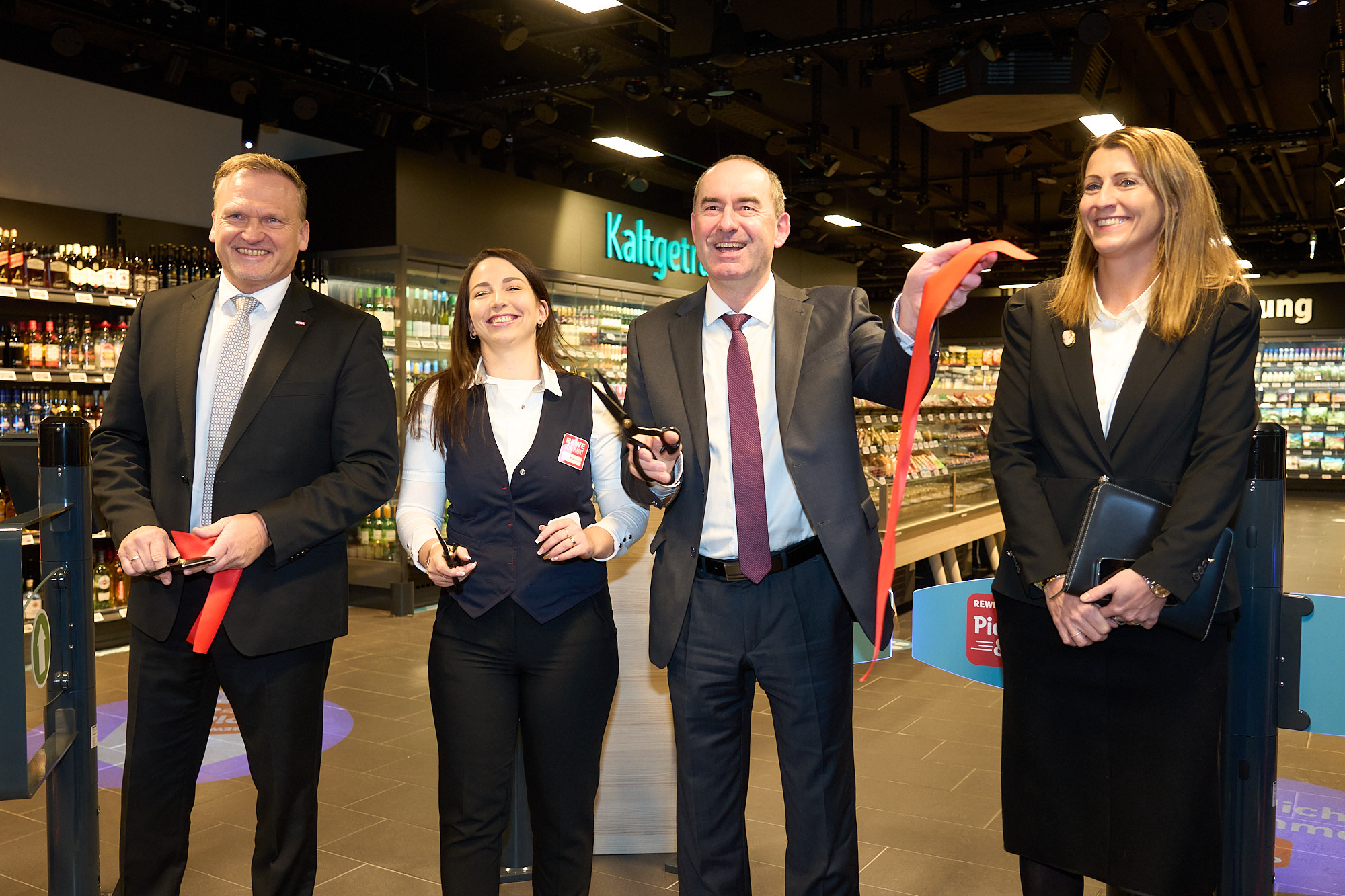 Erster autonomer REWE Pick&Go-Markt in München eröffnet | REWE Presse