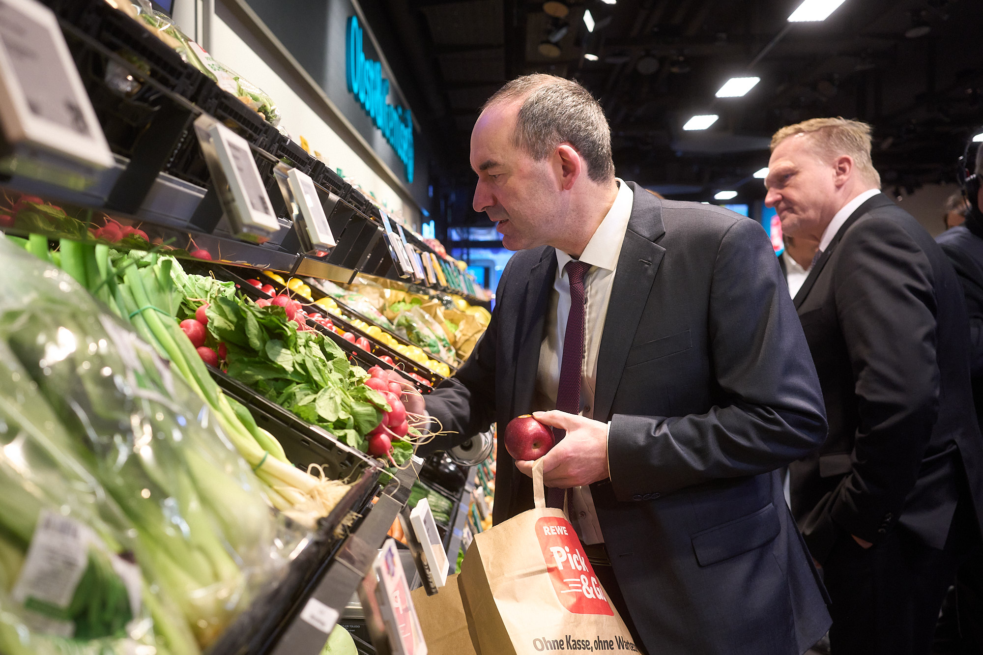 Erster autonomer REWE Pick&Go-Markt in München eröffnet | REWE Presse