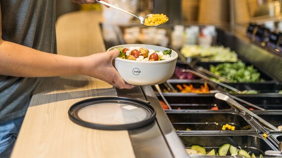 REWE testet in Köln Mehrwegsystem für Salatbar | REWE Presse