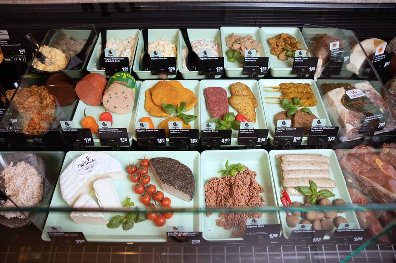 REWE bietet vegane Produkte jetzt auch in Bedientheken an | REWE Presse