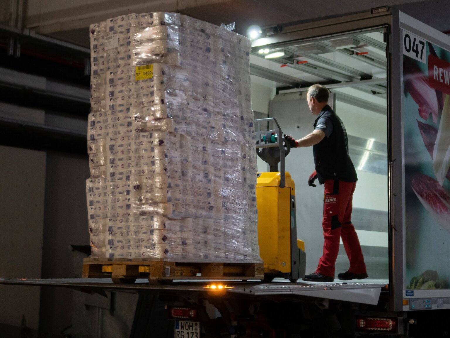 goldene-hand-logistik-mitte | REWE Presse