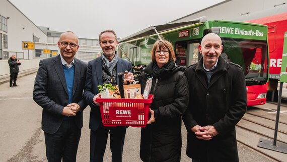 REWE und Deutsche Bahn starten Einkaufs-Bus für ländliche Gebiete ...