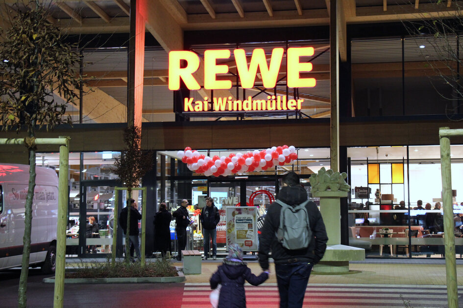 REWE eröffnet besonders energieeffizienten Supermarkt in Hönower Straße ...