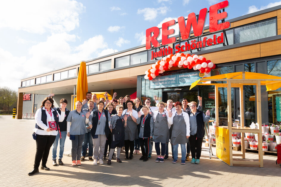 Junge Unternehmerin übernimmt Supermarkt in Greifswald | REWE Presse