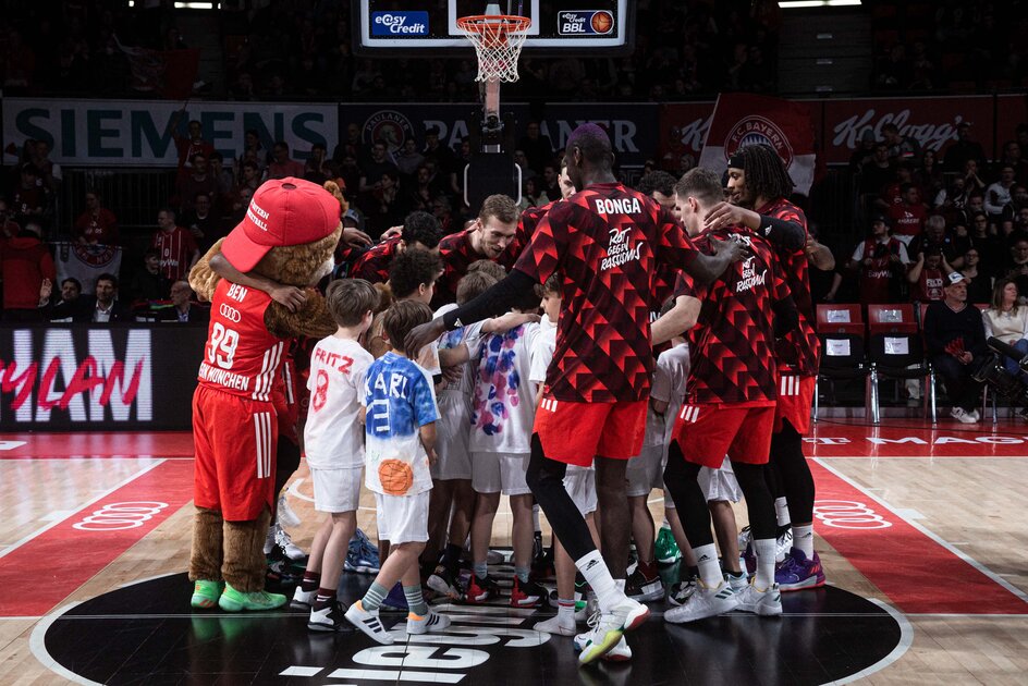 Audi Dome strahlt im REWE-Rot für Nachhaltigkeit | REWE Presse